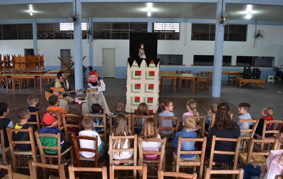 Espetáculo “O bicho, o pinheiro e a festa” encerra Semana do Meio ...